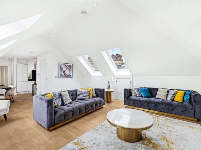Stylish two bedroom apartment, newly refurbished with modern finishes throughout