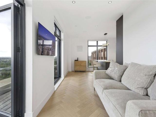 Stylish two bedroom penthouse apartment, located close to St Albans Station