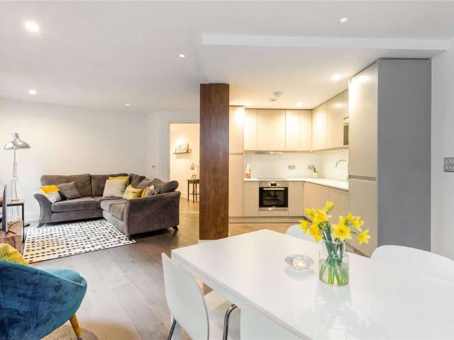 Stylish two double bed apartment in Finzels Reach development
