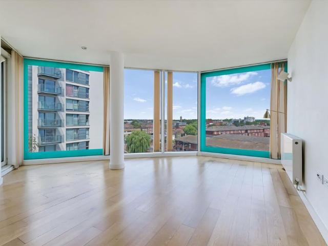 Stylish Three Bedroom Apartment in Hayes