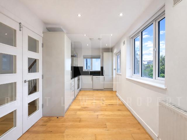 Stylish Three Bedroom Duplex with Garden and Garage – Seymour Road, N3 2NG