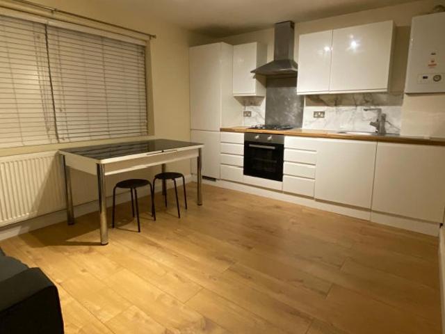 Stylish Three Double Bedroom Flat, Fully Furnished