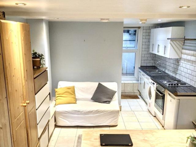 Stylish West Hampstead garden studio with bathroom