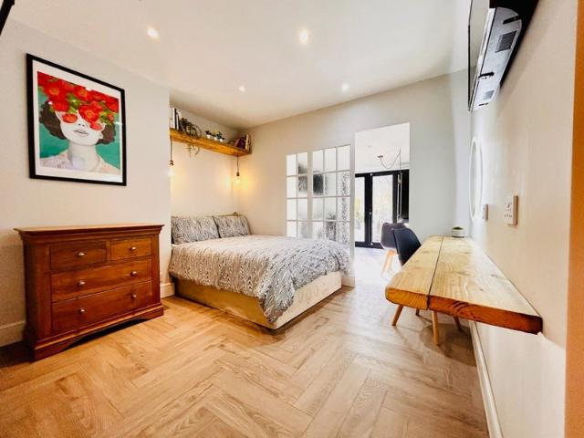 Stylish 1 Bed Flat in the Heart of Acton