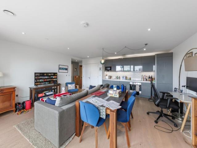 Stylish 1 Bed Flat with Balcony Elephant & Castl
