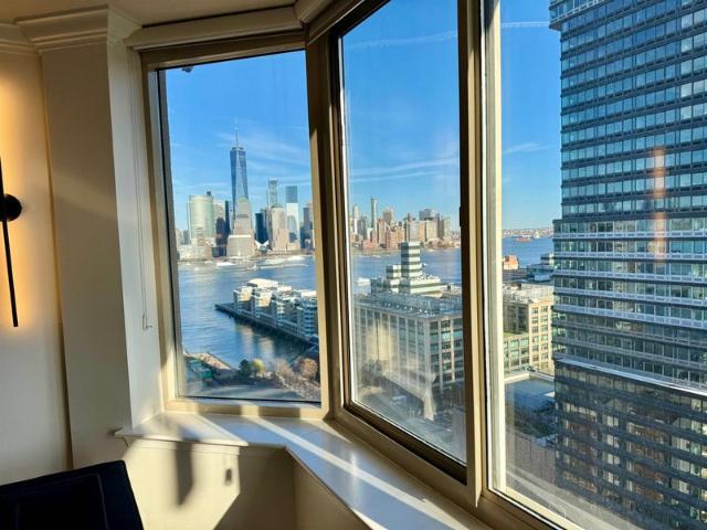 Stylish 1 Bedroom, 1 Bathroom Condo for Rent in th