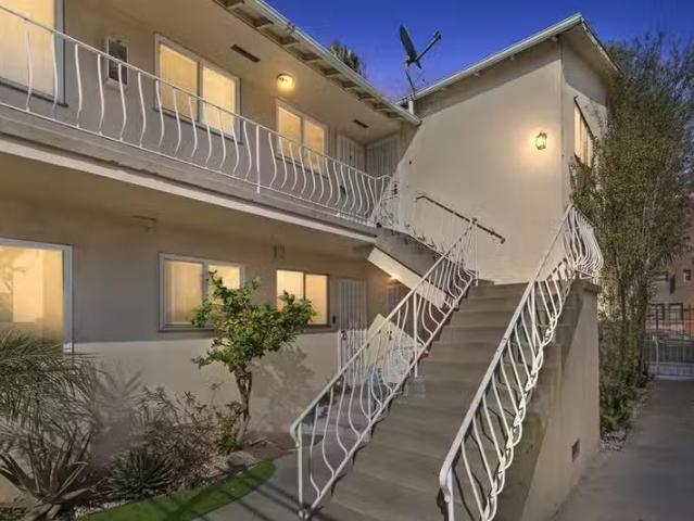 Stylish 1 Bedroom Condo in Vibrant Downtown/East Village Arts Di