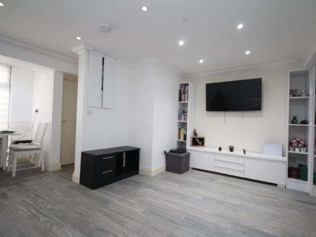 Stylish 2 Bed 2 Bath Flat Finsbury Park N4