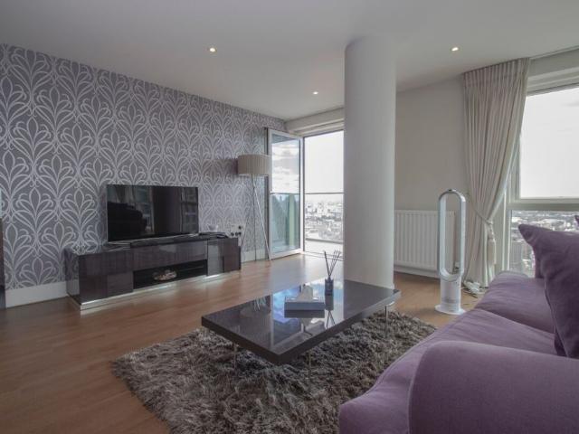 Stylish 2 bedroom apartment set on the 17th floor to rent in Crawford Building, Aldgate E1