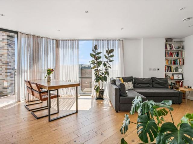 Stylish 2 bedroom apartment with dual balconies & panoramic views