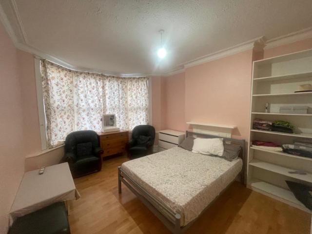 Stylish 2 Bedroom Flat near Willesden bus Garage