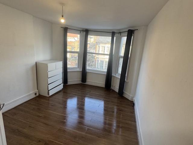 Stylish 2 Bedroom Flat near Willesden bus Garage