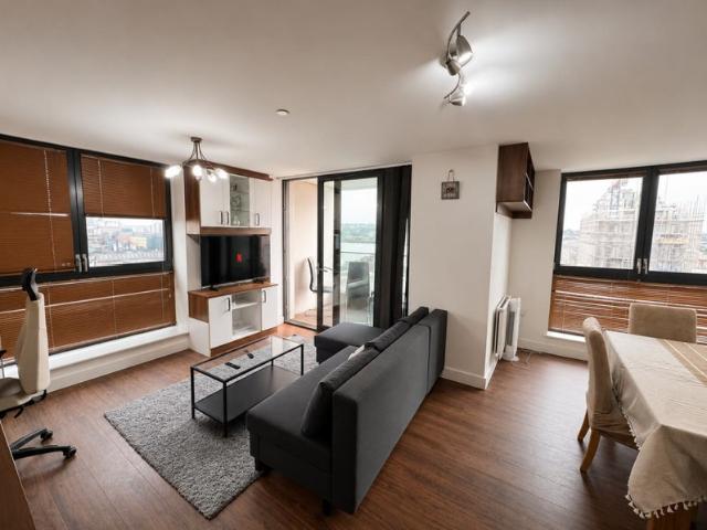 Stylish 2bed Flat with Balcony & Parking in E16