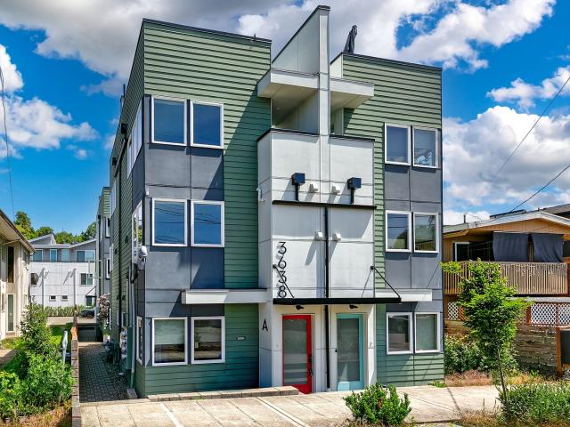 Stylish 2BR Townhome with Rooftop Deck & A/C Near Light Rail