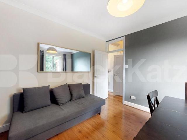Stylish 3 Bedroom Flat on Quiet Residential Street