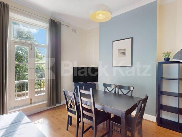 Stylish 3 bedroom flat on quiet residential street in Camden