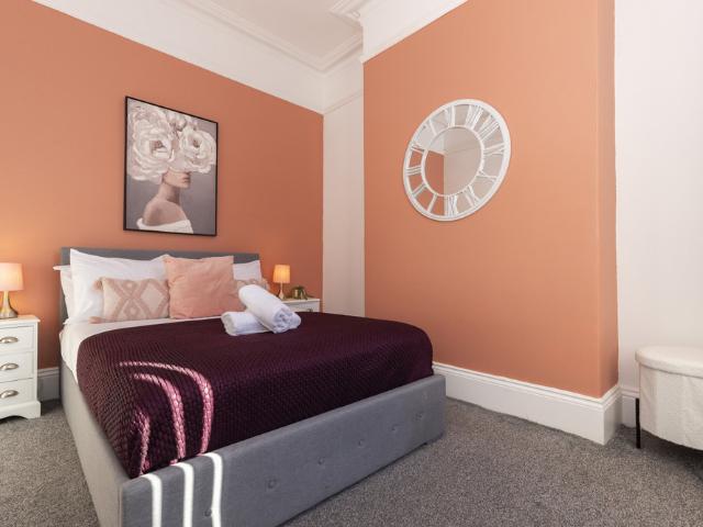 Stylish 3BR Home with Parking by University
