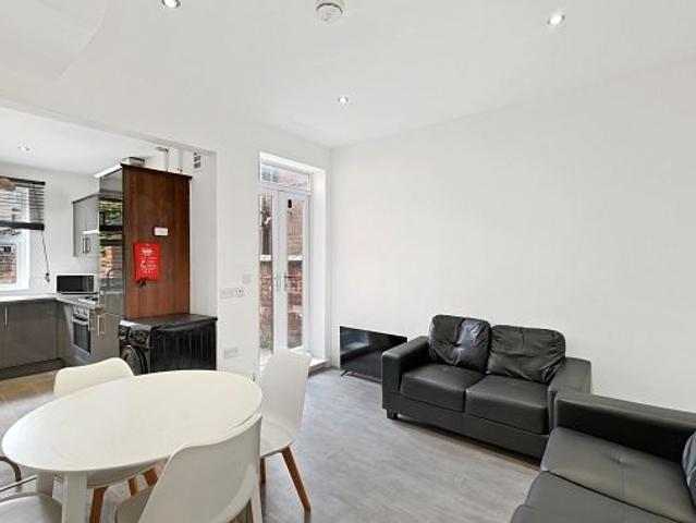 Stylish 4 Bedroom Terraced Home Near City Centre & Hallam University