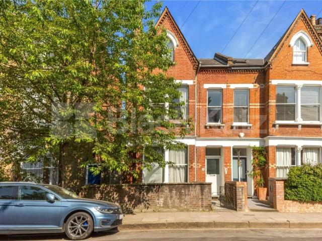 Stylish 6 Bedroom Home with Two Bathrooms & Garden