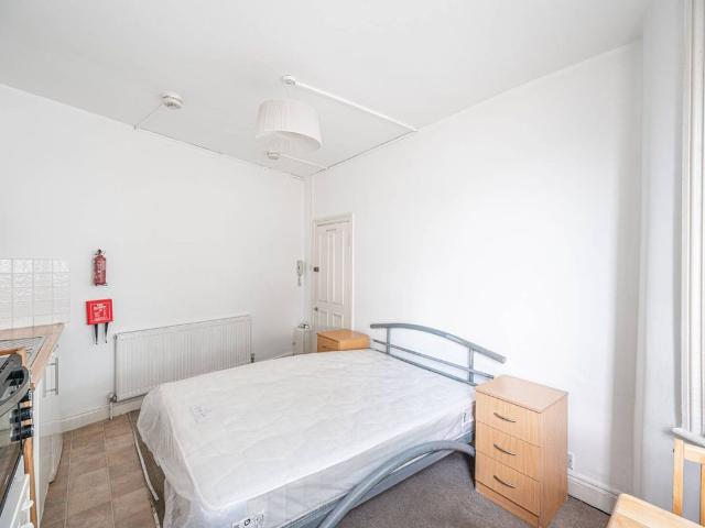 Sumatra Road, West Hampstead, London NW6, Studio to rent, £900 pcm | PrimeLocation