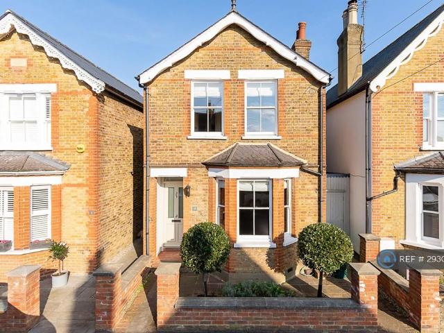 Summer Gardens, East Molesey, KT8 3 bed detached house to rent £3,175 pcm £733 pw