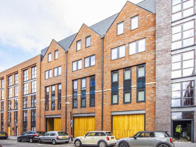 Summer House, Pope Street, Jewellery. 3 bed apartment to rent £1,750 pcm £404 pw