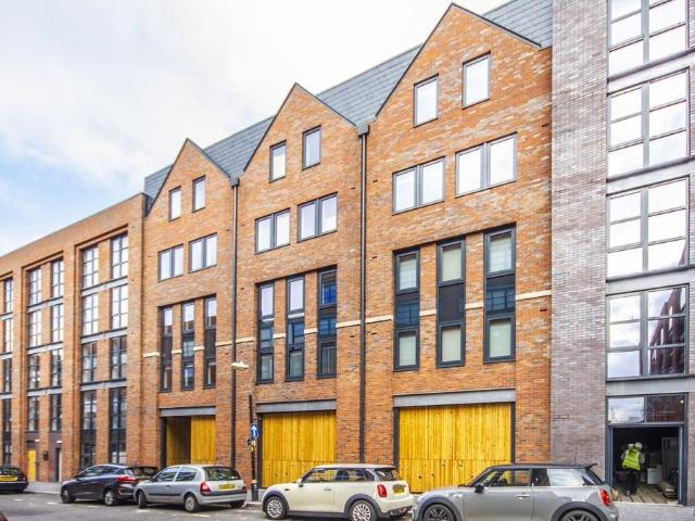 Summer House, Pope Street, Jewellery. 3 bed apartment to rent £1,750 pcm £404 pw