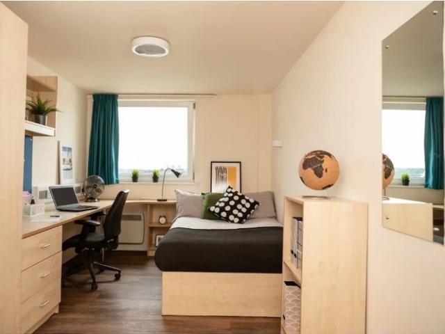 Summer Let July Sept: En Suite Student Room in L