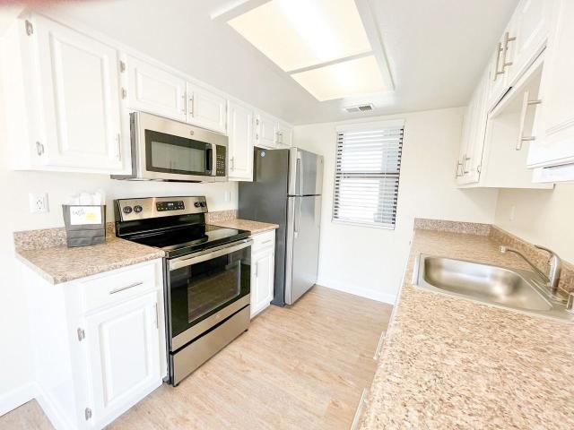 Summer Place 2 Bedroom Apartment for Rent at 445 W Nees Ave, Fresno, CA 93711