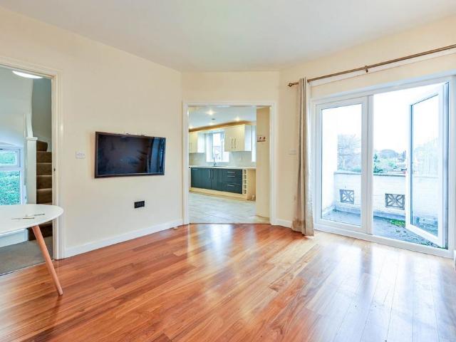 Summer Road, Thames Ditton, KT7 3 bed maisonette to rent £2,400 pcm £554 pw