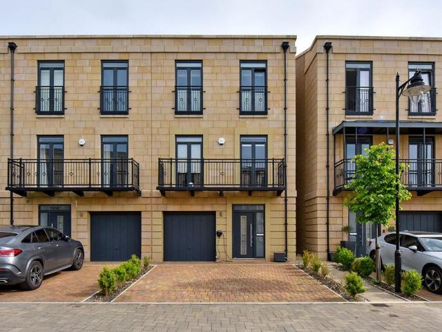 Summerbee Drive, Cheltenham. 5 bed terraced house to rent £4,400 pcm £1,015 pw