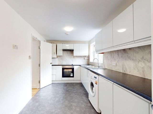 Summerfield Road, Luton, Bedfordshire LU1, Luton, Bedfordshire, 5 bed detached house to rent, £1,950 pcm | PrimeLocation
