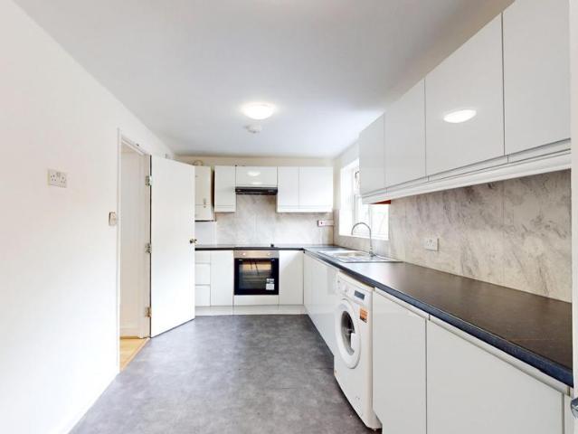 Summerfield Road, Luton. 5 bed detached house to rent £1,995 pcm £460 pw