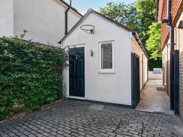 Summerhayes Close, Horsell GU21, Studio to rent, £1,150 pcm | PrimeLocation
