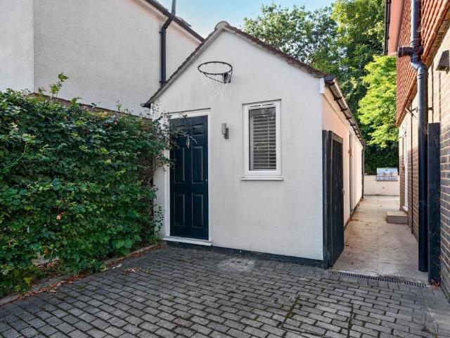 Summerhayes Close, Horsell, GU21 Studio to rent £1,150 pcm £265 pw