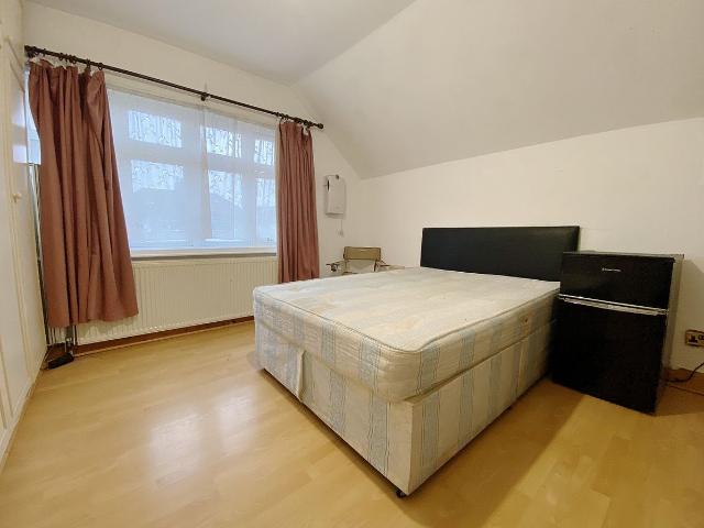 Summerhouse Avenue, Hounslow TW5, Room to rent, £700 pcm | PrimeLocation