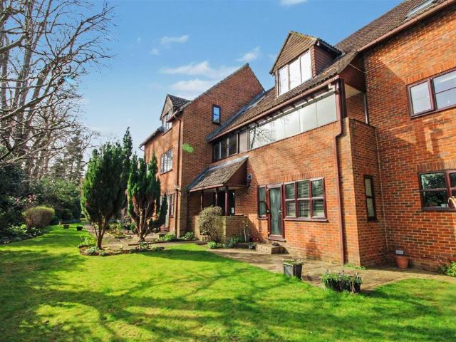 Summerhouse Road, Godalming GU7 2 bed flat to rent £1,650 pcm £381 pw