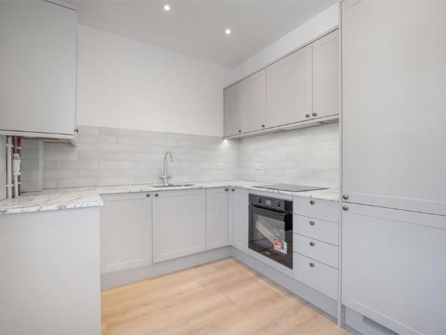 Summerland Gardens, London, N10 1 bed flat to rent £2,250 pcm £519 pw