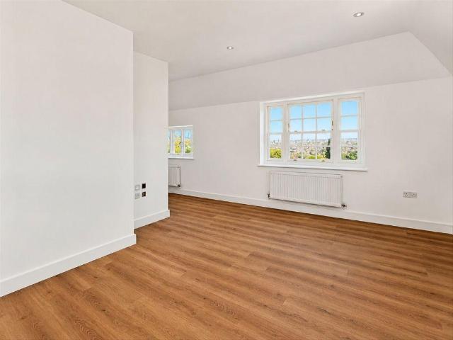 Summerland Gardens, London N10 2 bed flat to rent £3,000 pcm £692 pw