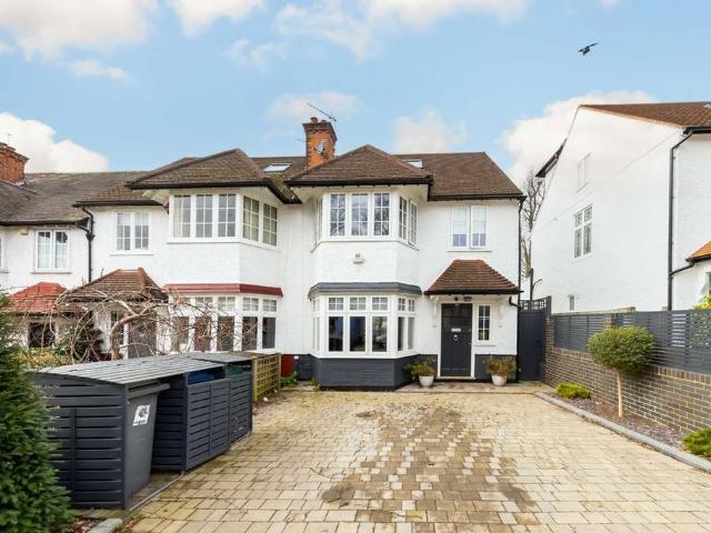 Summerlee Avenue, London N2 4 bed semi detached house to rent £4,500 pcm £1,038 pw