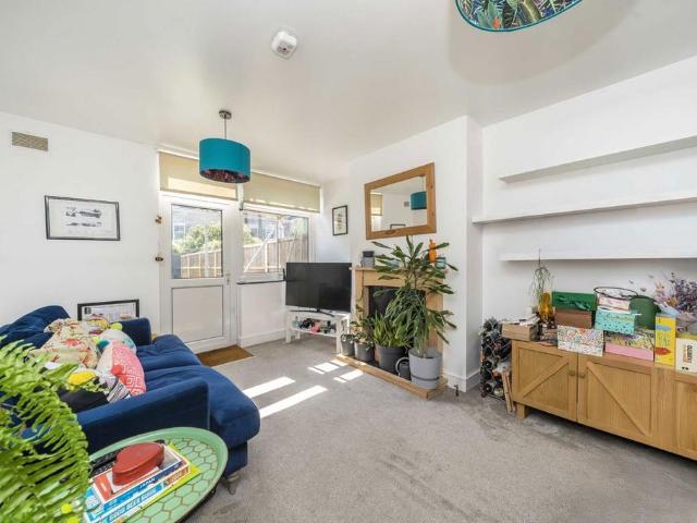 Summerley Street, London SW18 1 bed flat to rent £1,850 pcm £427 pw