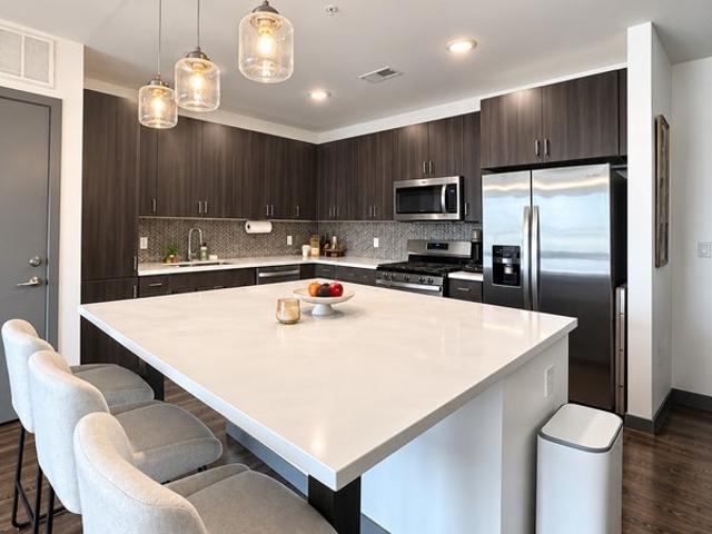 Summerlin Room with own bathroom available!