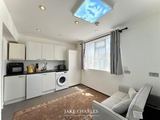 Summers Lane, North Finchley, London N12, Studio to rent, £1,100 pcm | PrimeLocation