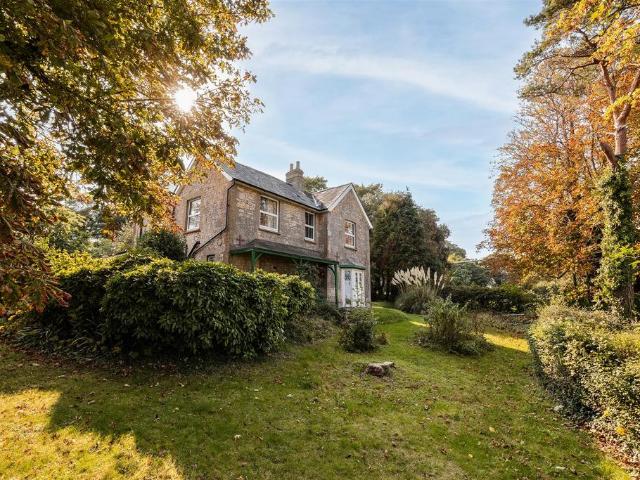 Summers Lane, Totland Bay 4 bed detached house to rent £1,875 pcm £433 pw