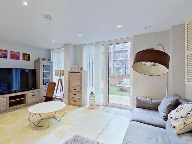 Summerstown, London SW17, 3 bed flat to rent, £3,250 pcm | PrimeLocation