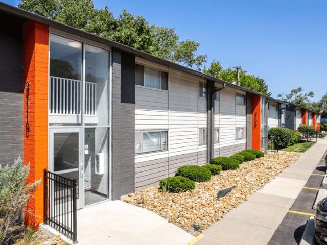 Suntree Apartments 1 Bedroom Apartment for Rent at 3040 Suntree Plz, Kansas City, KS 66103 Rosedale