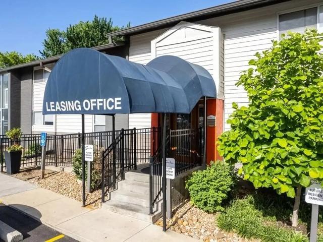 Suntree 2 Bedroom Apartment for Rent at 3040 Suntree Plz, Kansas City, KS 66103 Rosedale