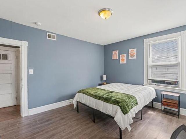 Sun Drenched Living Forest Park Cozy Home All Inclusive Move In Ready