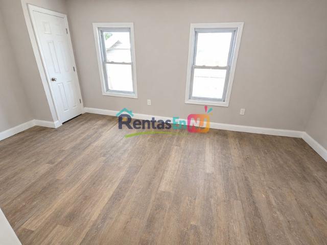 Sun_Filled 1 Bedroom Apartment with Modern Updates