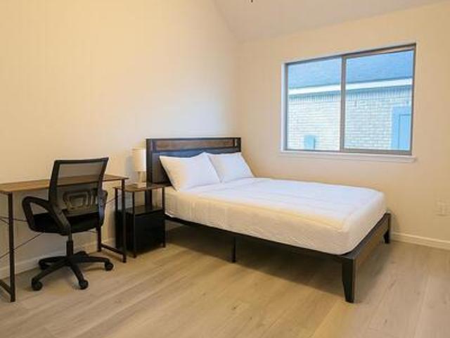 Sun‑Filled 5‑Bedroom Retreat – Just 15 Minutes to Downtown Dallas